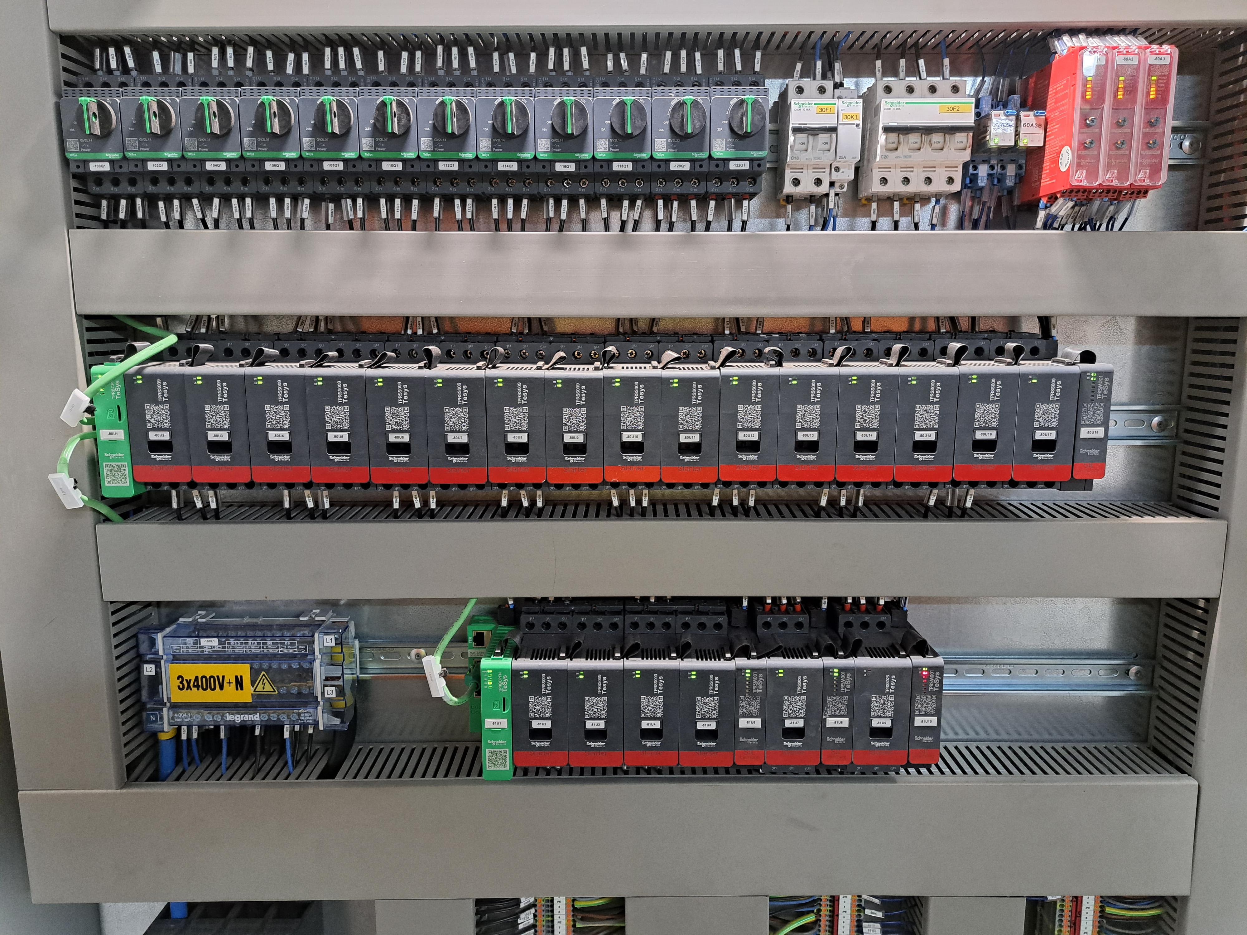 Contrôle et monitoring de toutes les données de 12 moteurs d’une ligne ...
